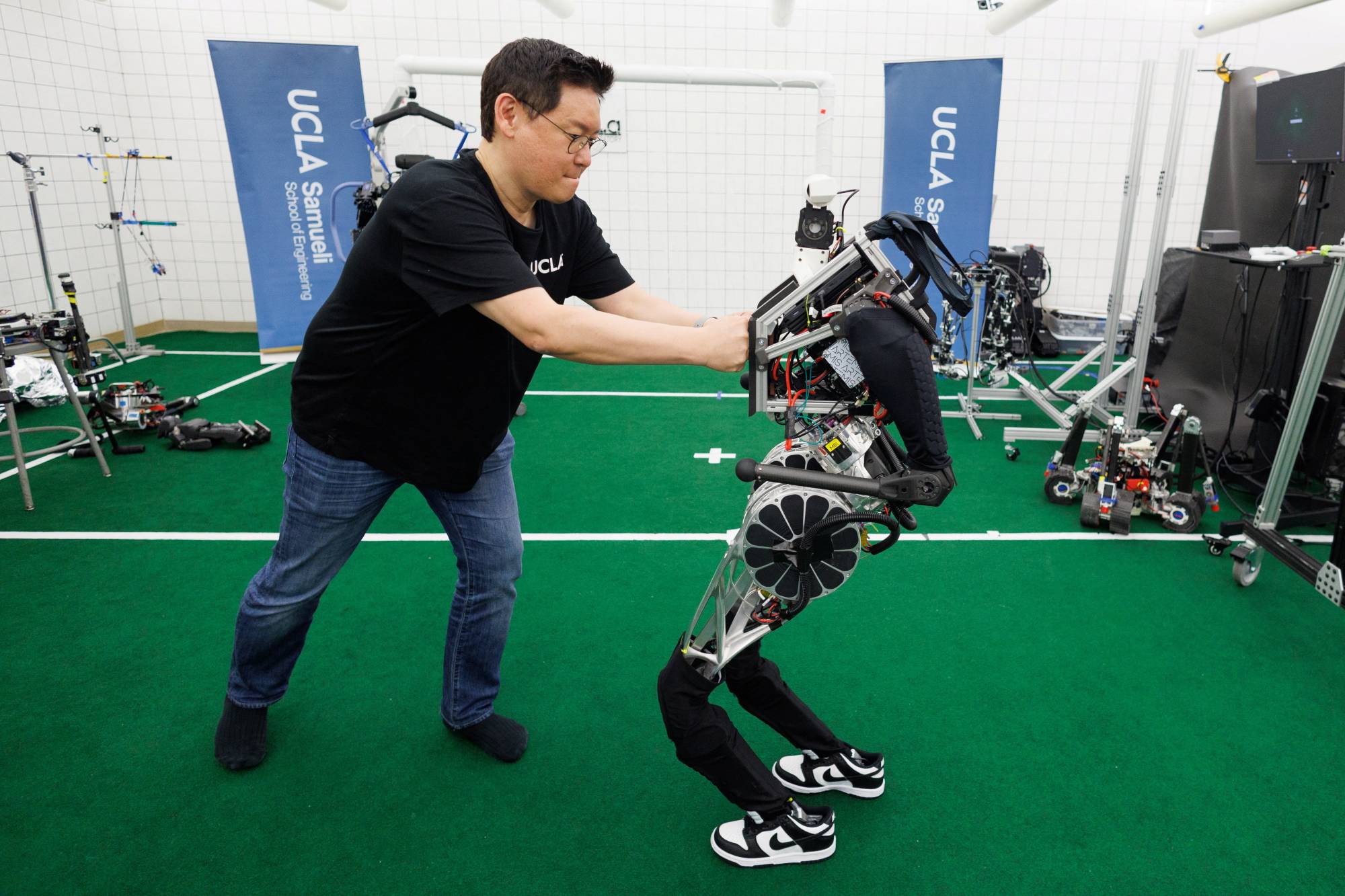Engineers Unveil Soccer Playing Robot Artemis The Japan Times